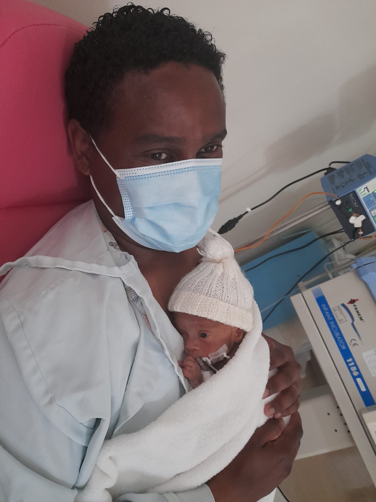 Homem dá lição de como ser pai de prematuro na UTI Neo