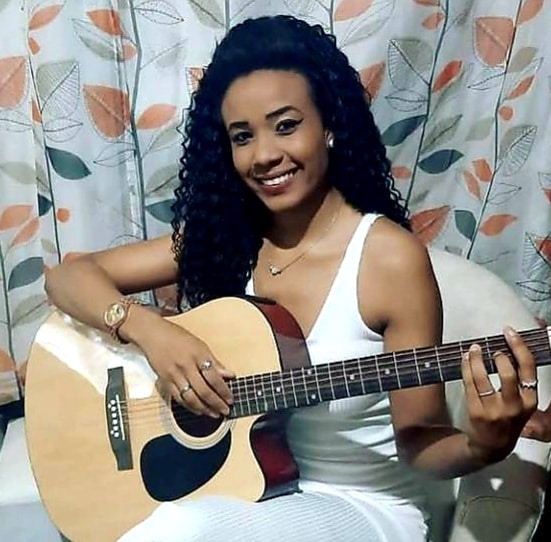 Josiane, o sucesso da voz grave da jovem cantora alegretense