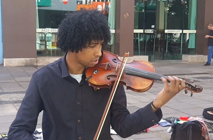 Depois de muito trabalho, Luis Ricardo comprou um novo violino