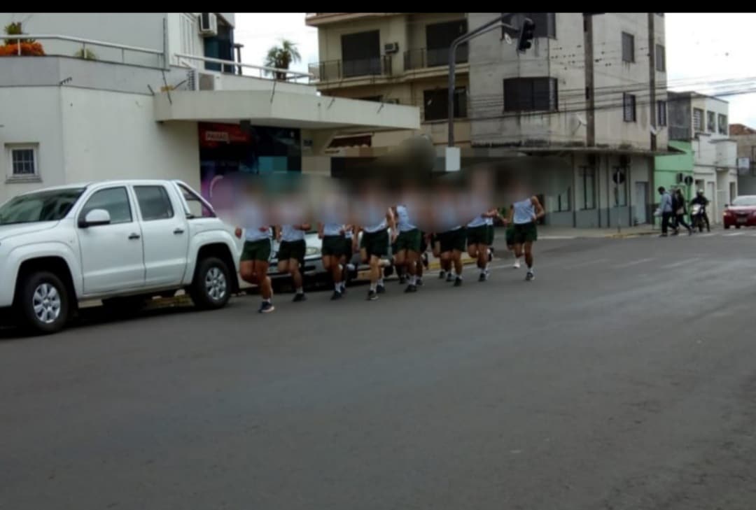 Exercícios militares em ruas movimentadas e estreitas é seguro e ...