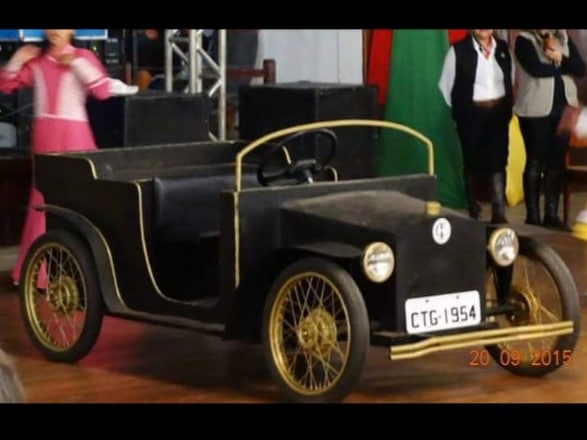 Caturra acaba réplica de um calhambeque para espetáculo do CTG Farroupilha