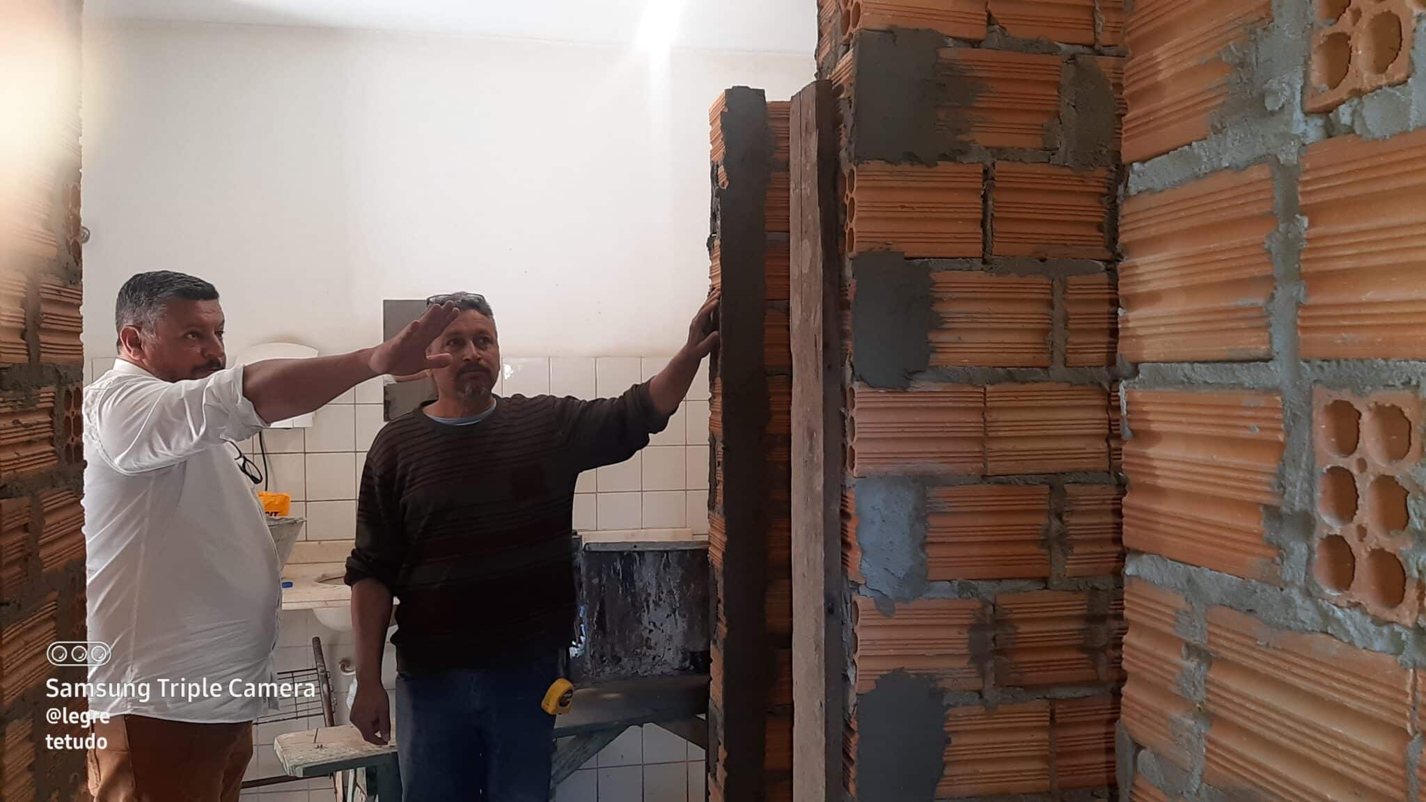 Banheiro da Praça, fechado, passa por obras de melhorias