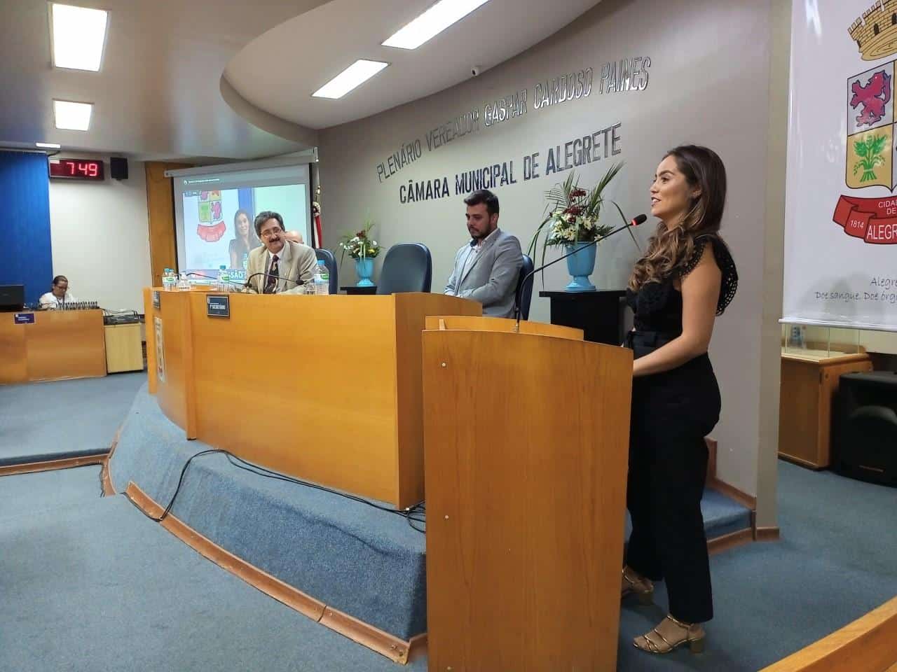 Juíza Amanda Gama recebe título de cidadã alegretense