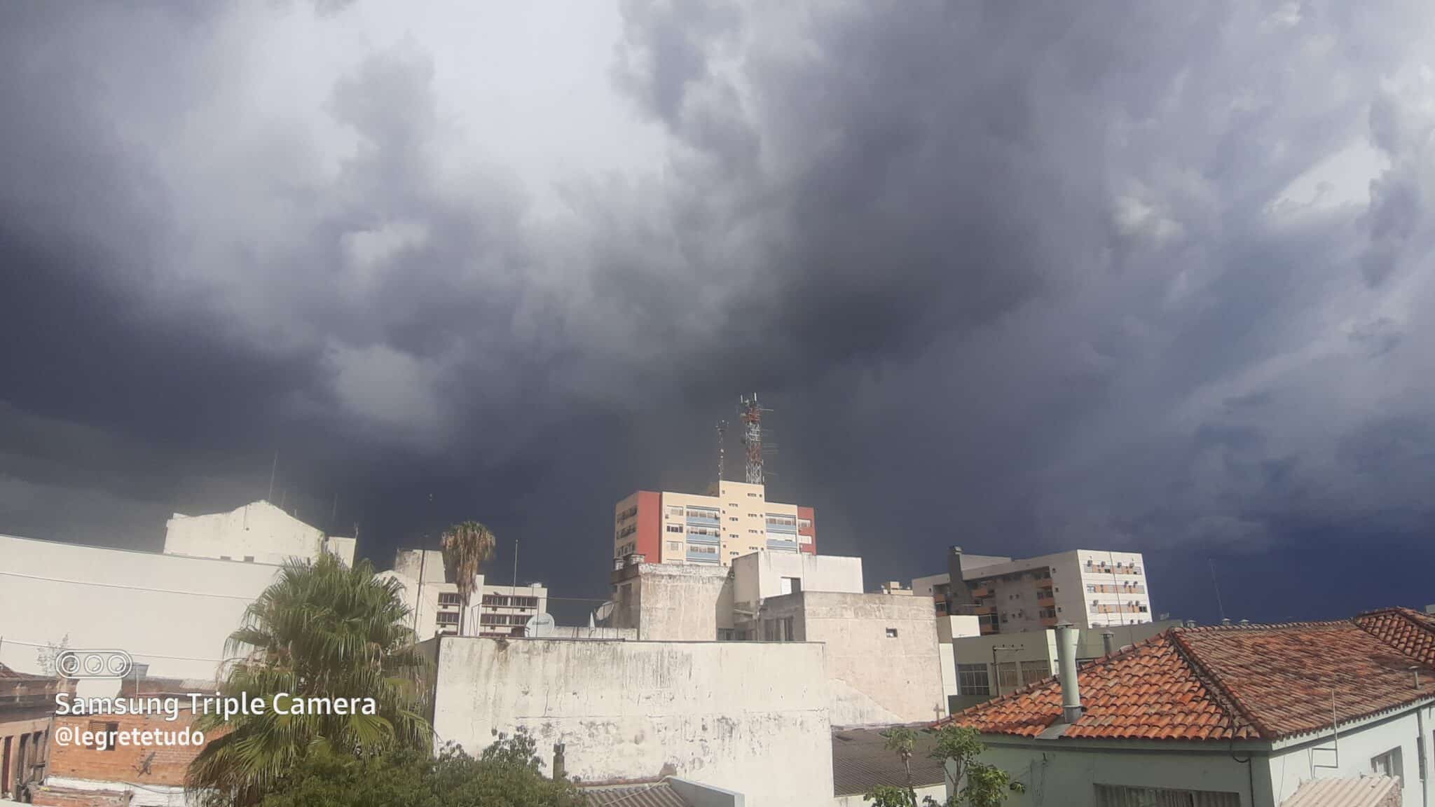 Nuvens pretas anunciam mudança de tempo em Alegrete Nuvens pretas anunciam mudança de tempo em Alegrete