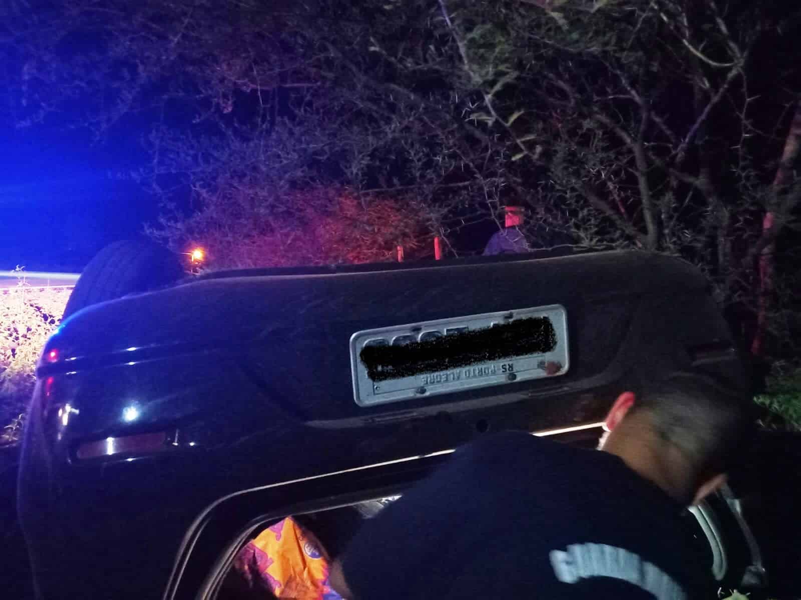 Motorista perde controle e capota carro na Avenida Tiaraju