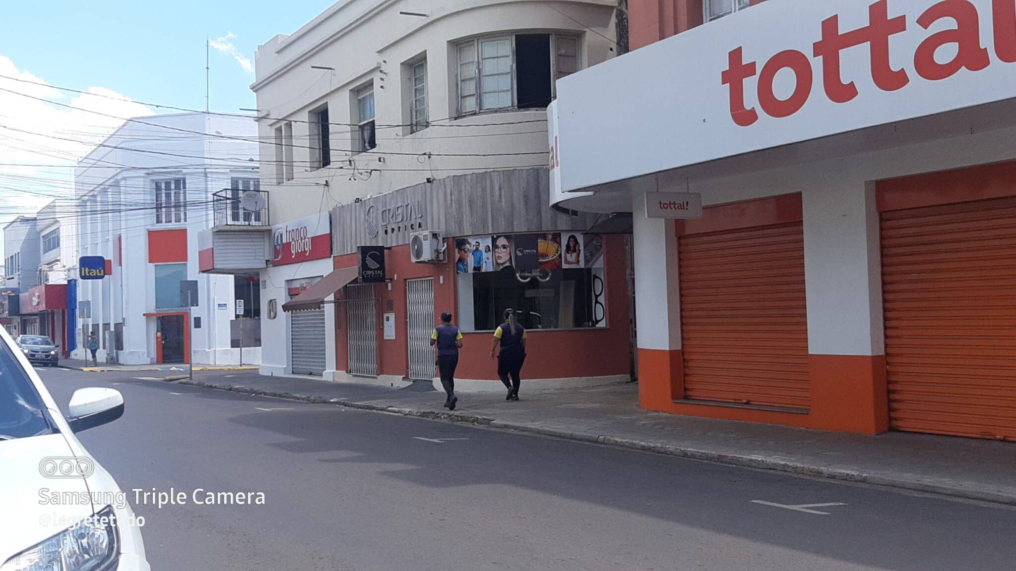 Ruas vazias: agentes do rotativo andam de um lado para o outro sem ter ...