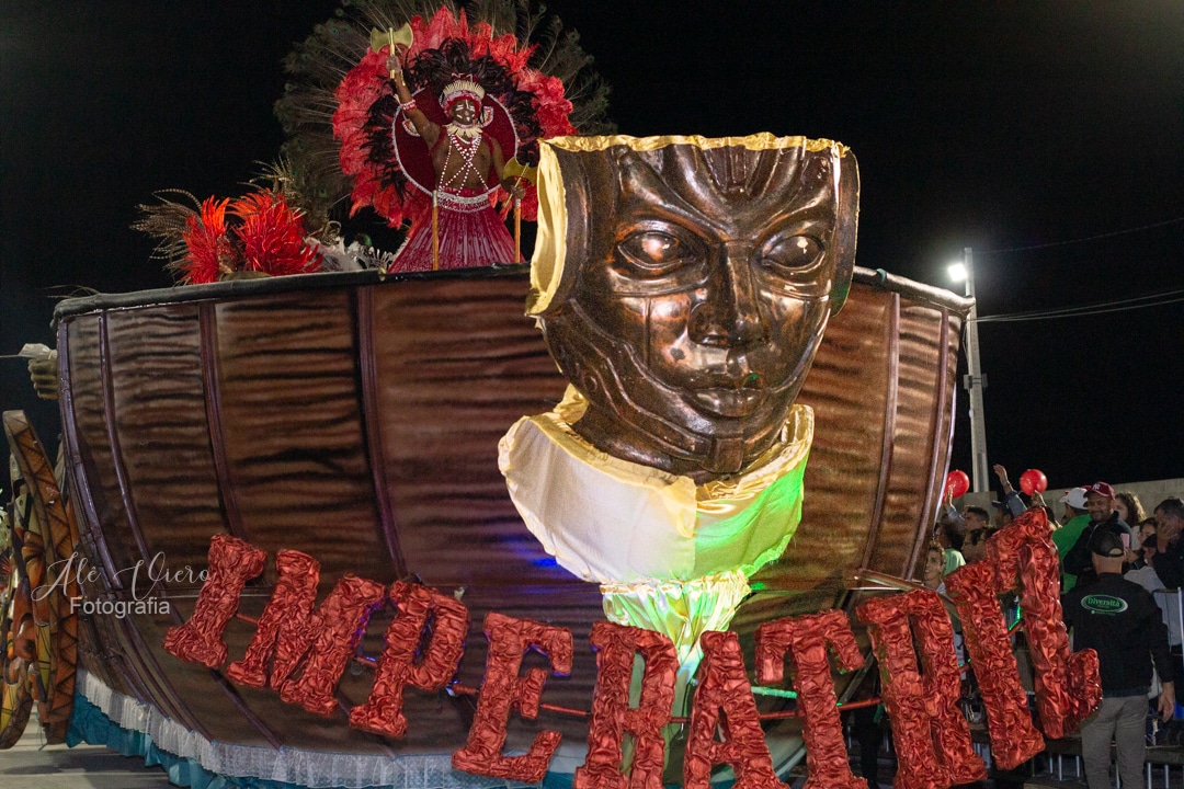 Um carnaval de carros alegóricos exuberantes e multicoloridos