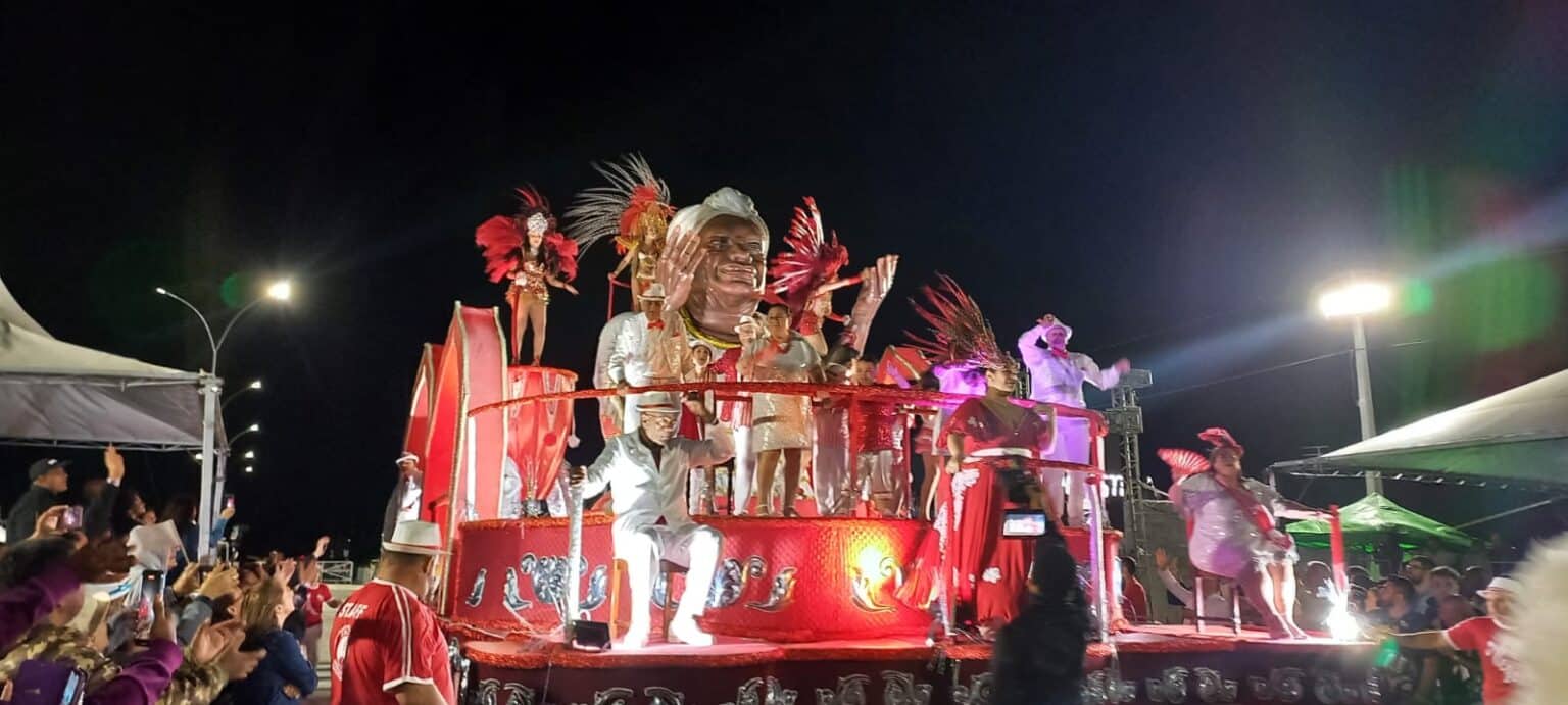 Um carnaval de carros alegóricos exuberantes e multicoloridos