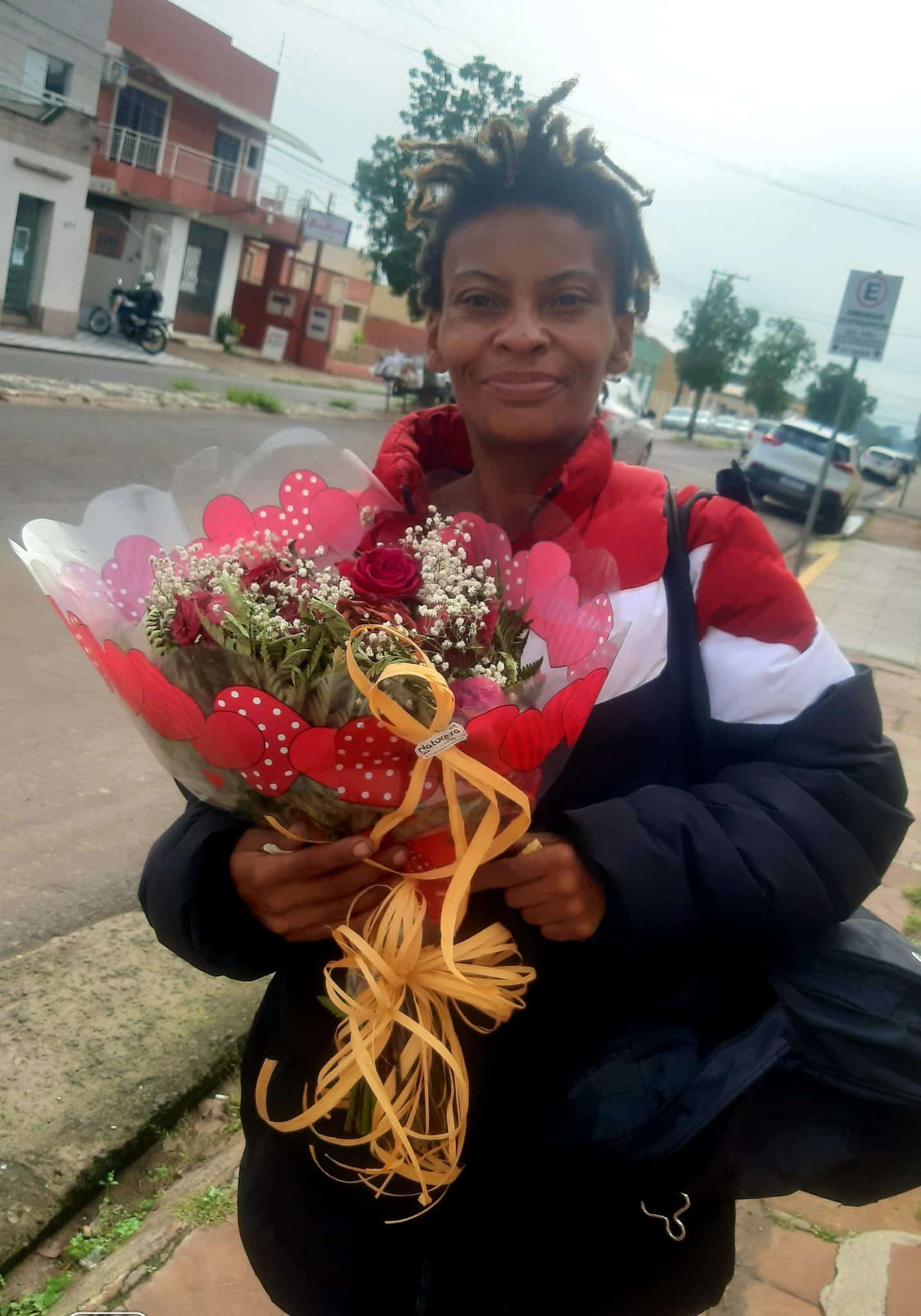 A alegria da catadora que encontrou um buquê de rosas num container em ...