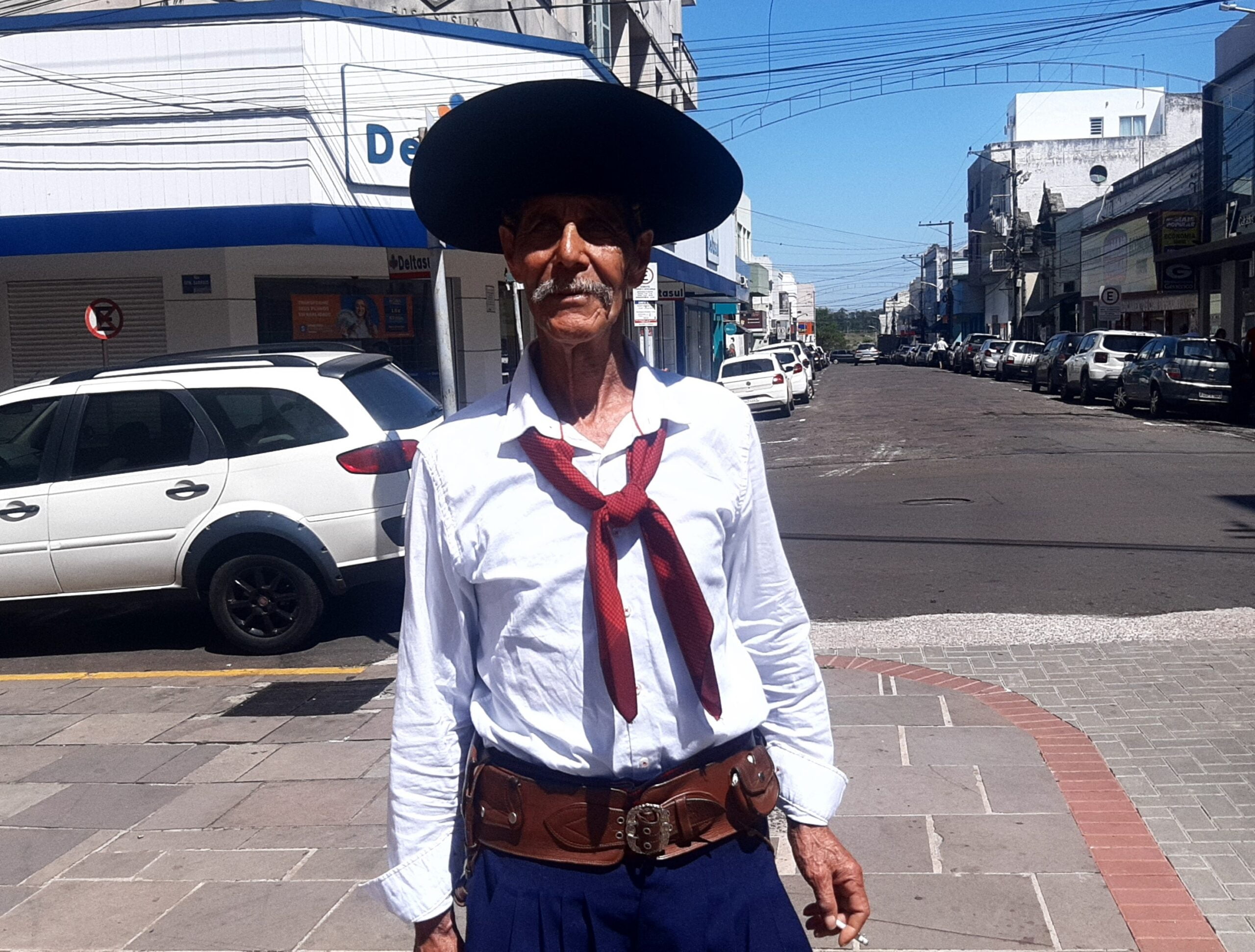 Um cuera de Alegrete que só veste pilcha gaúcha e que nunca usou calça ...