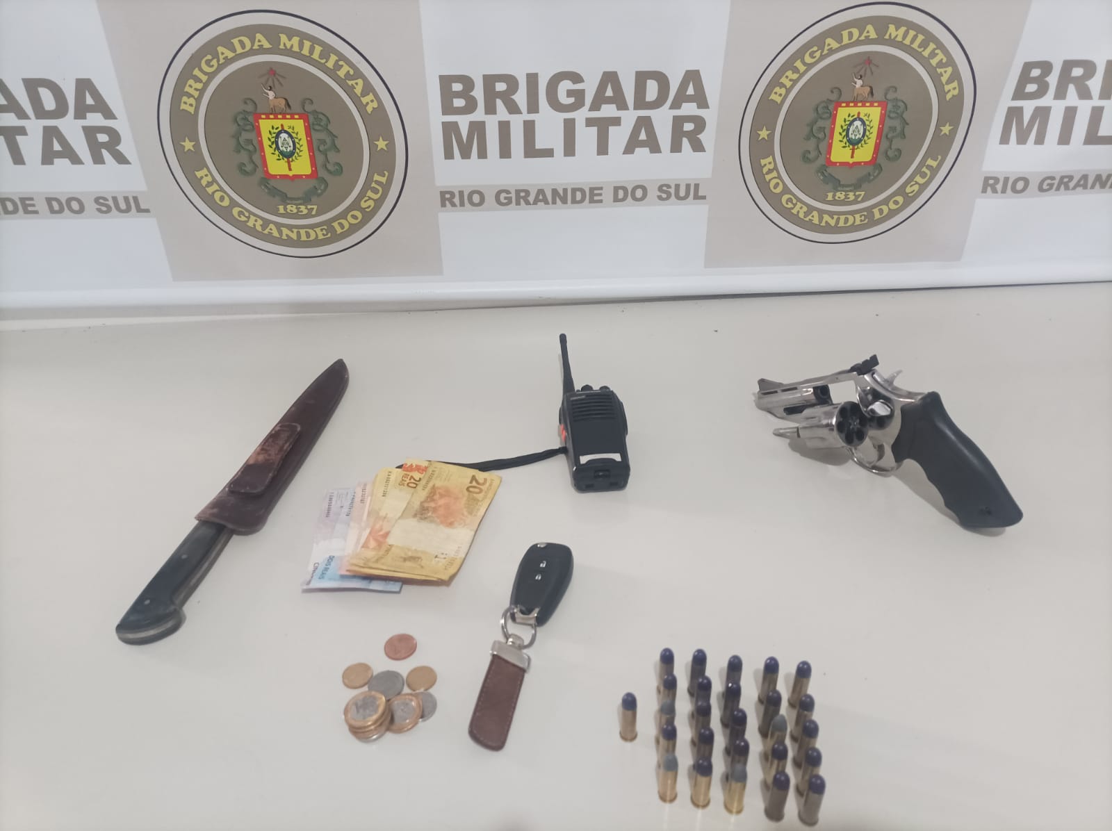 Polícia Rodoviária prende indivíduo por porte ilegal de arma de fogo em ... Polícia Rodoviária prende indivíduo por porte ilegal de arma de fogo em ...