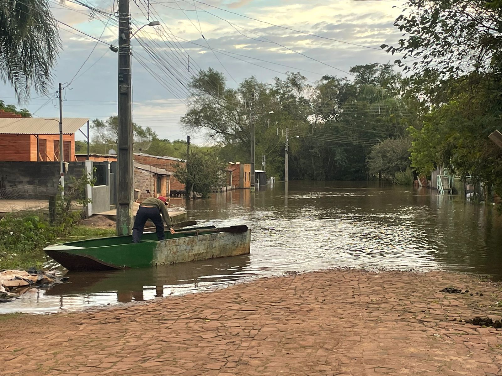 Famílias de áreas ribeirinhas em Alegrete; relatos nesta sexta-feira