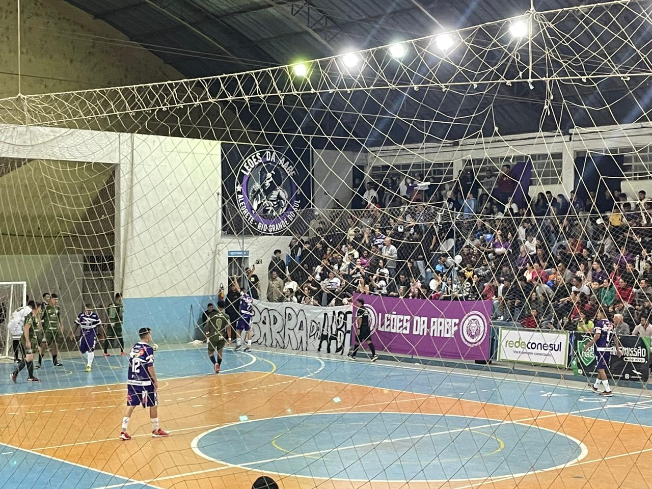 Em uma noite com casa cheia, Blackout estreia com o pé direito e ...