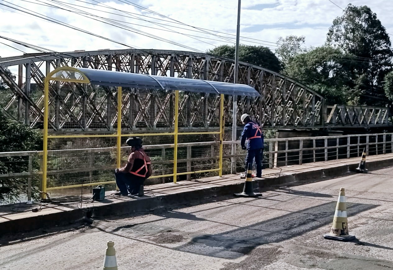 Grades de proteção da ponte já estão sendo colocadas na Borges de Medeiros