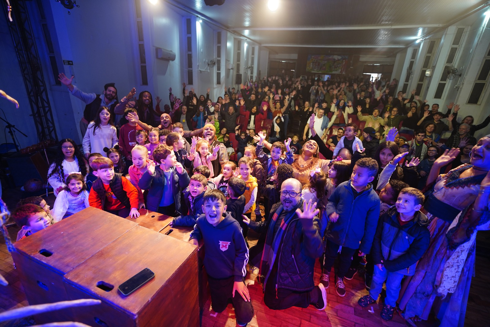 Espetáculo "Quatro Luas", encantou público no Centro Cultural de Alegrete