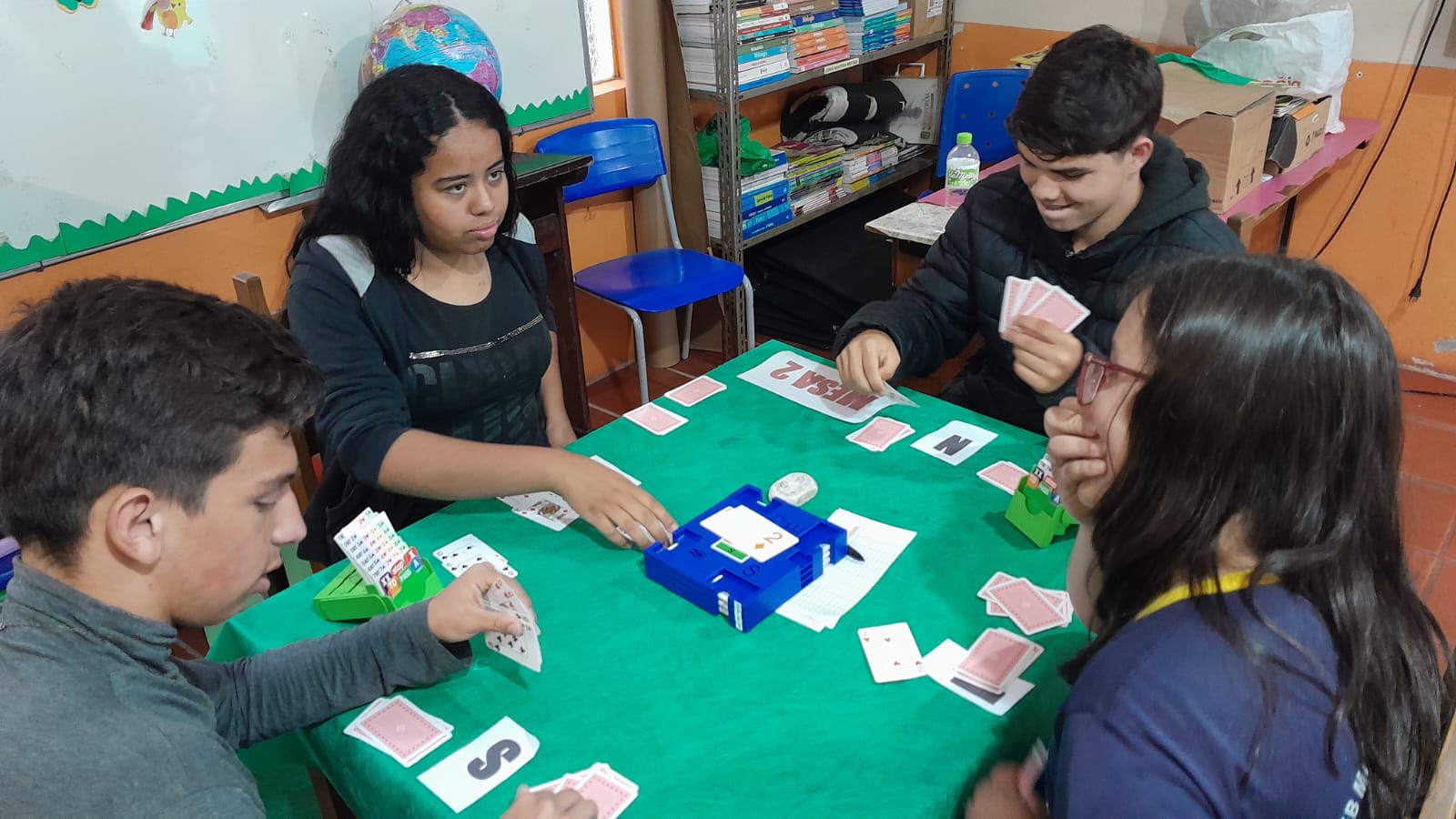 Bridge, o jogo que é o xadrez das cartas, chega para alunos do Polo da ...