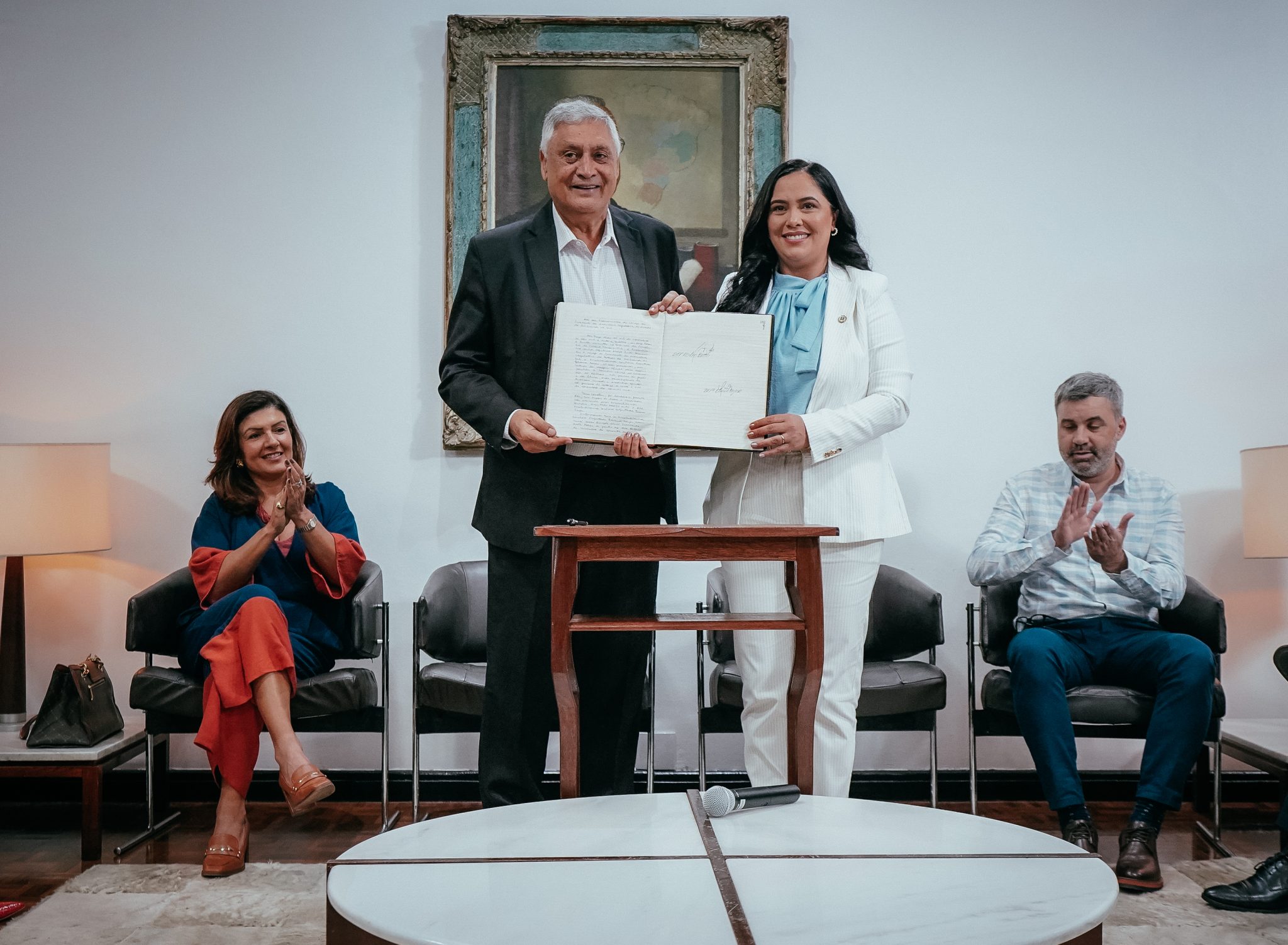 Adolfo Brito transmite cargo de presidente da Assembleia à deputada ...