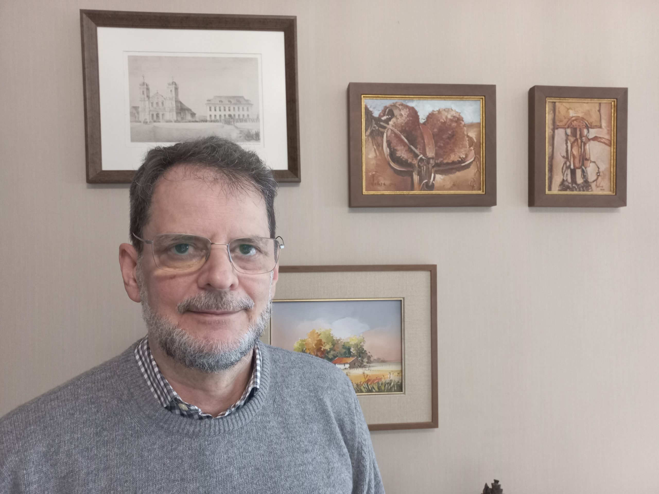 Escritor alegretense lança "Olhar de sorro manso" na 70ª Feira do Livro ...