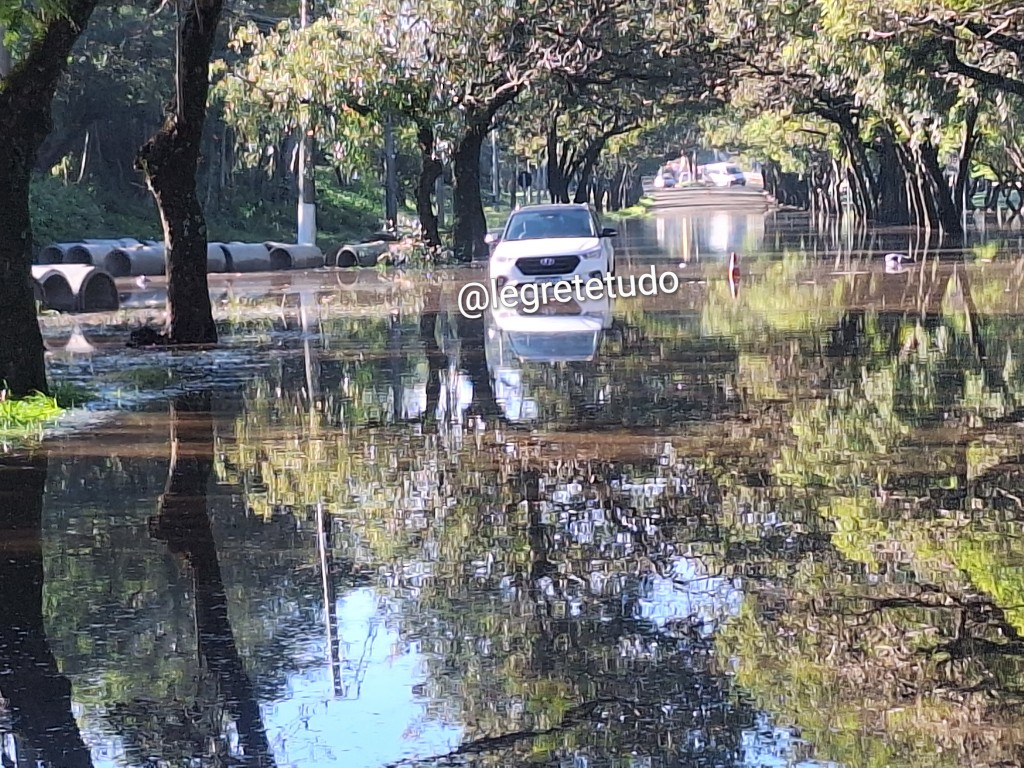 Mulher é resgatada pelos Bombeiros após veículo apagar em área inundada ...