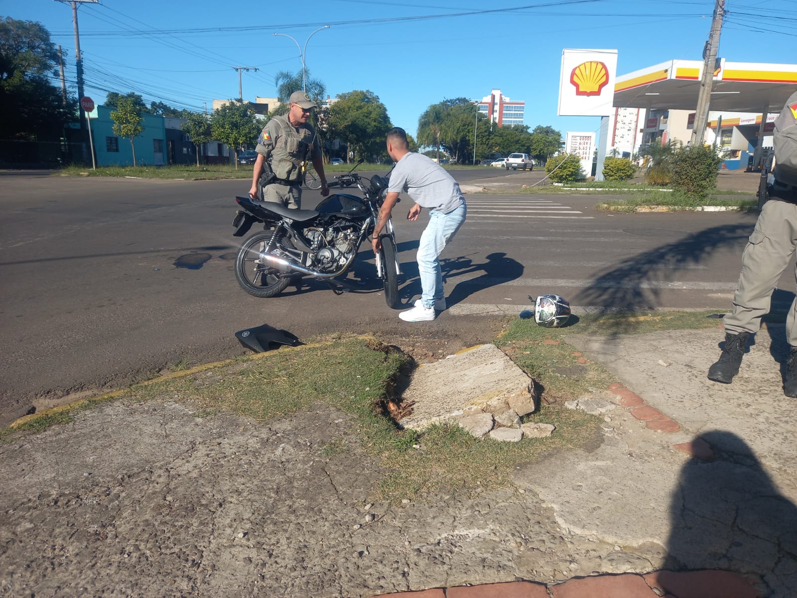 Colisão entre carro e moto deixa mulher ferida na Zona Leste