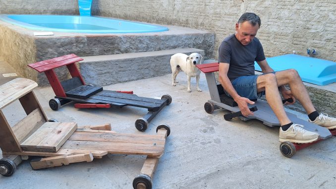 Aposentado de Alegrete resgata a febre dos anos 80: os carrinhos de rolimã