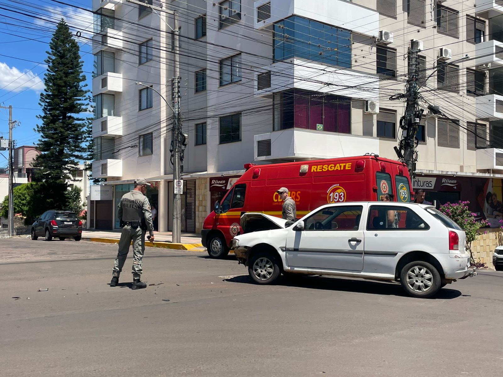 Acidente entre T-Cross e Gol deixa feridos na Praça General Osório