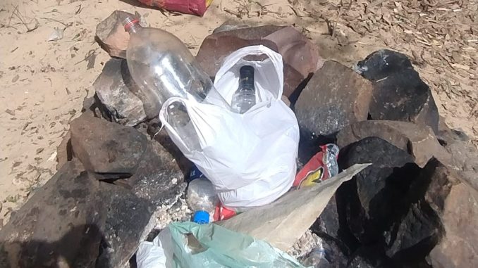 Moradores do Balneário Caverá reclamam do lixo deixado por banhistas